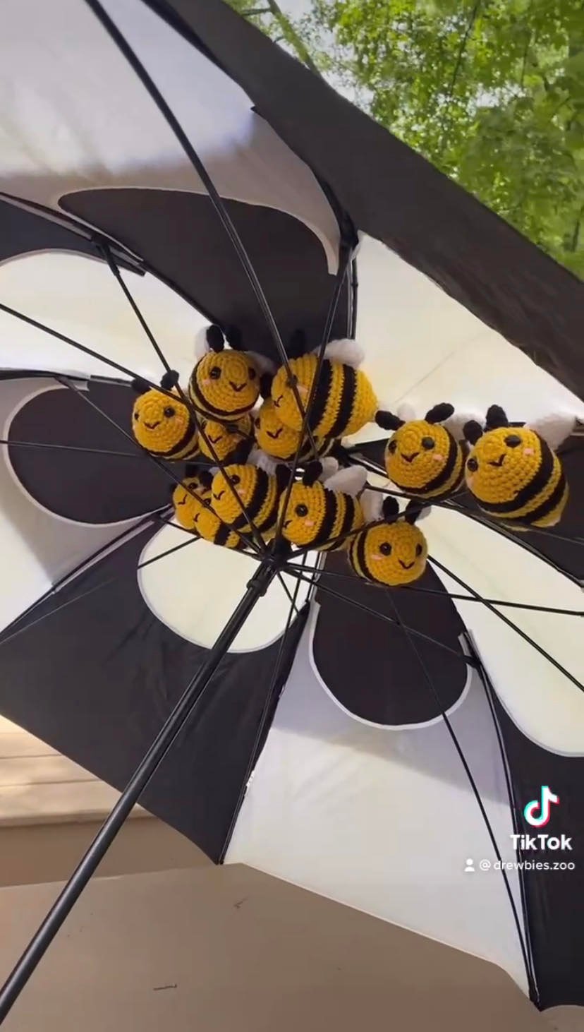 Erika Thompson, Queen Bee of Social Media's Beekeeping and Bee Removals ...